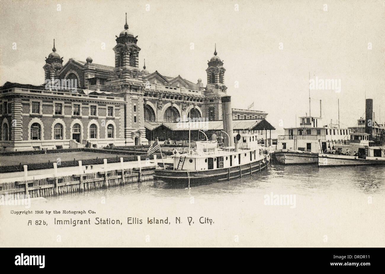 Ellis island immigrants 1900s hi-res stock photography and images - Alamy