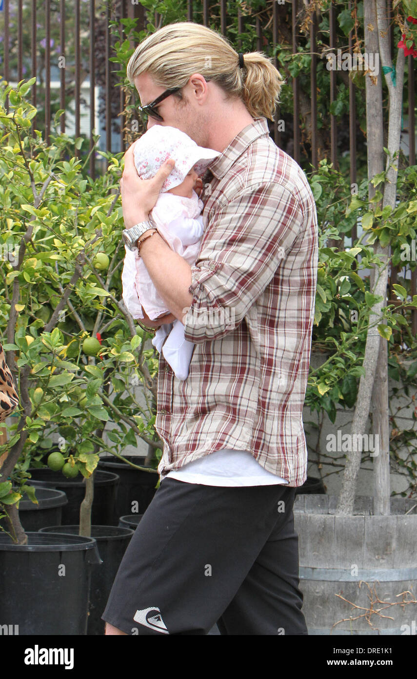 Chris Hemsworth and daughter India Rose head out to lunch at Cafe ...
