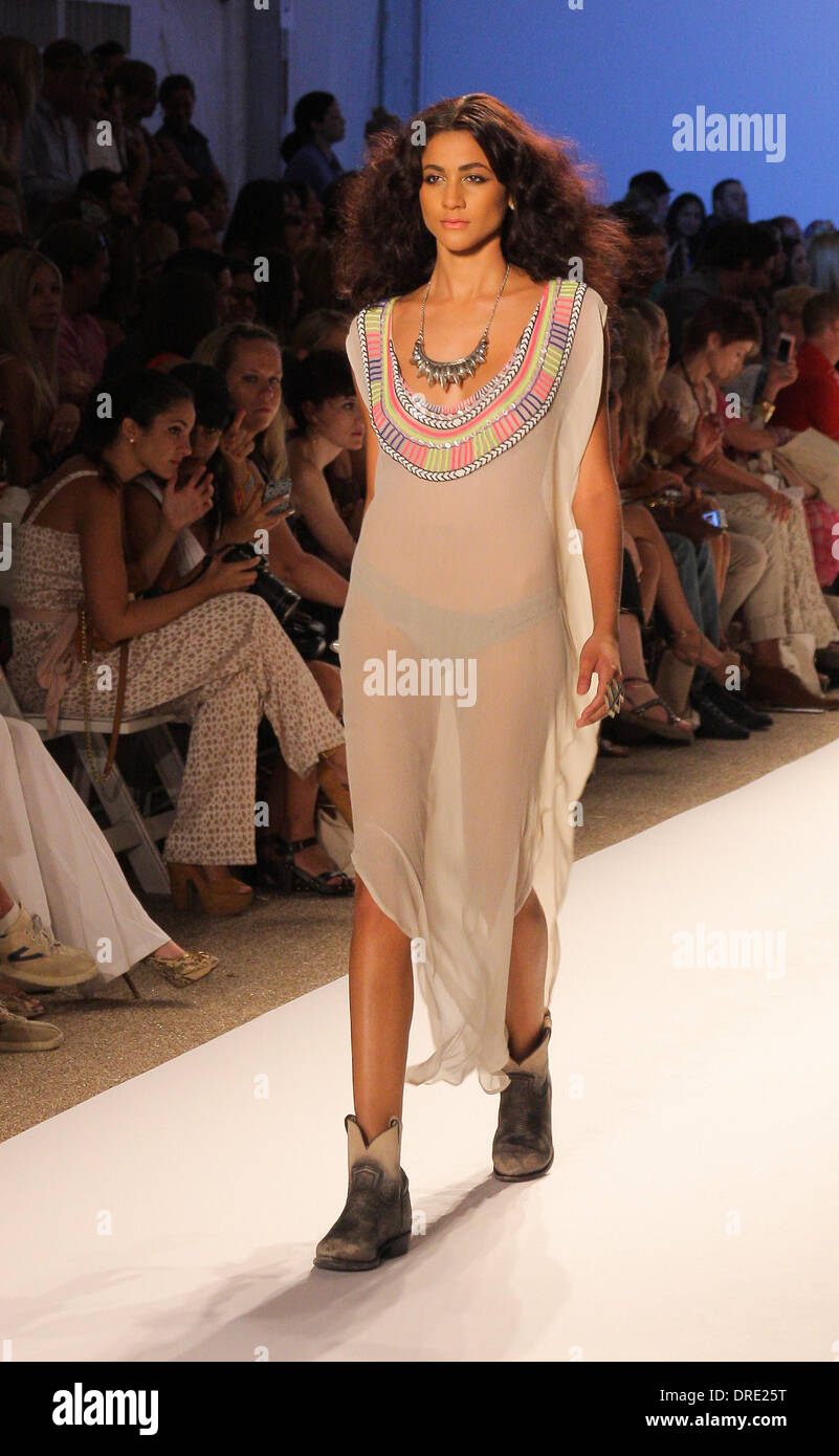 Model Mercedes-Benz Fashion Week Swim - Mara Hoffman - Runway Miami ...