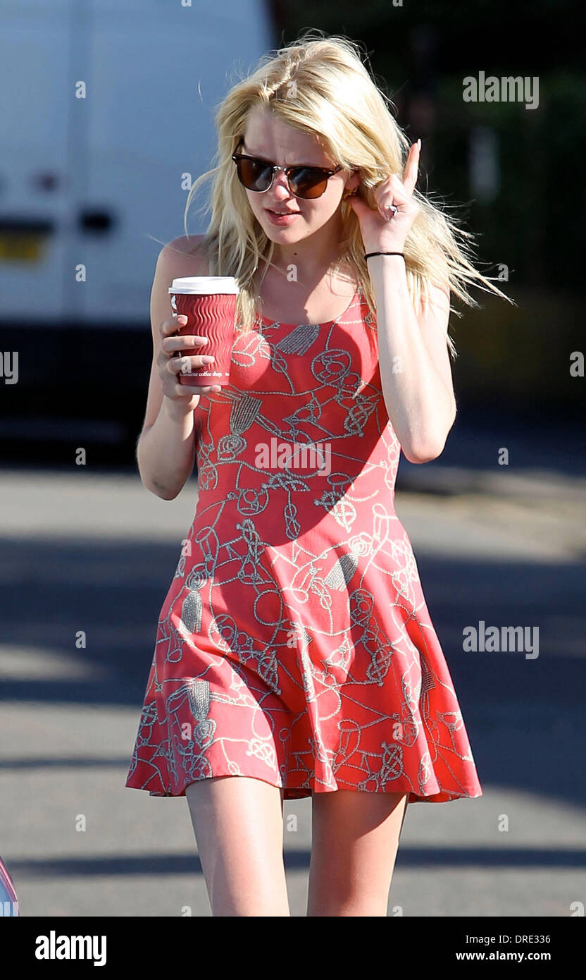Eastenders actress, Hetti Bywater, grabs a Costa coffee and heads back ...