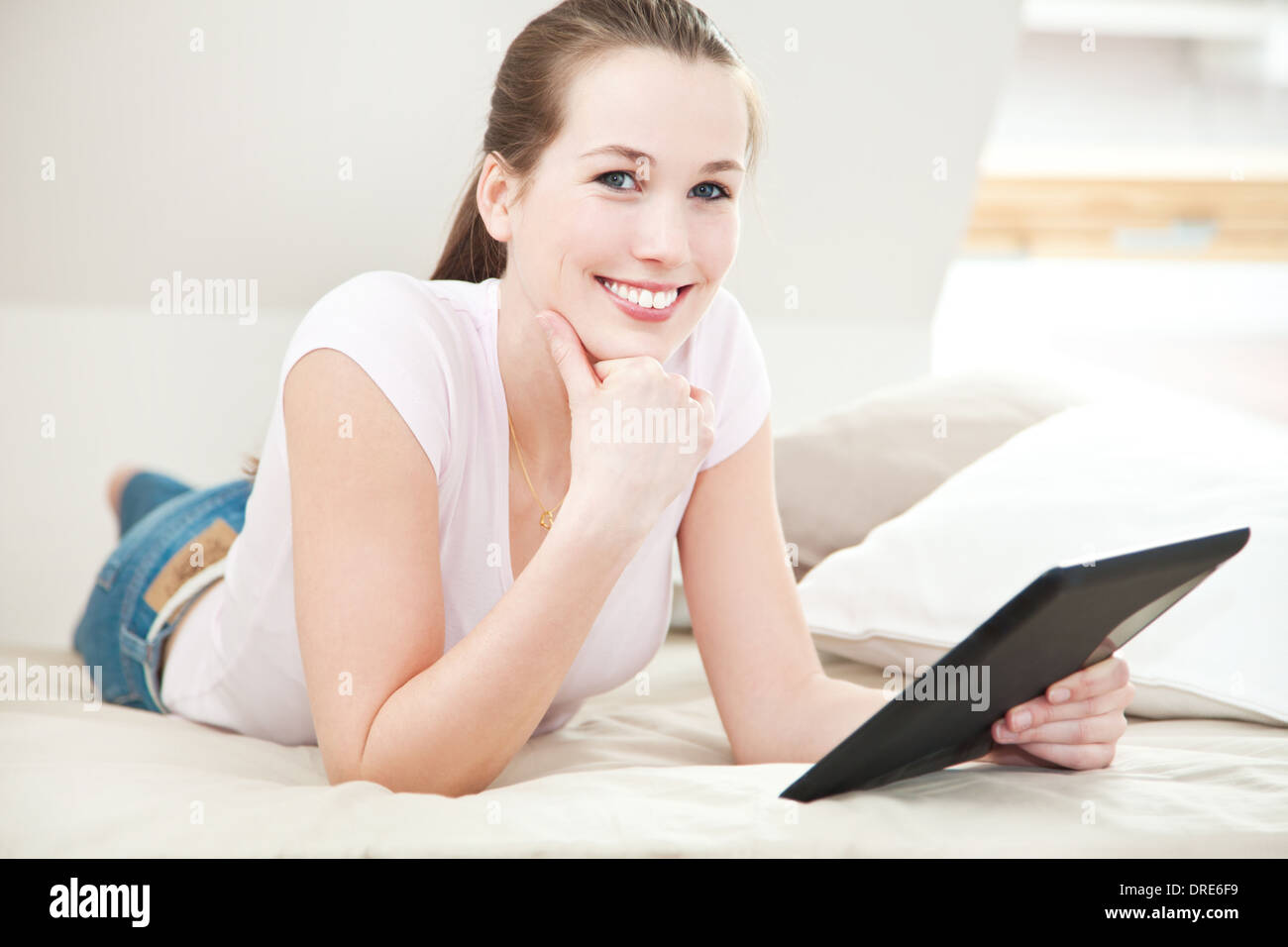 Woman pc hi-res stock photography and images - Alamy