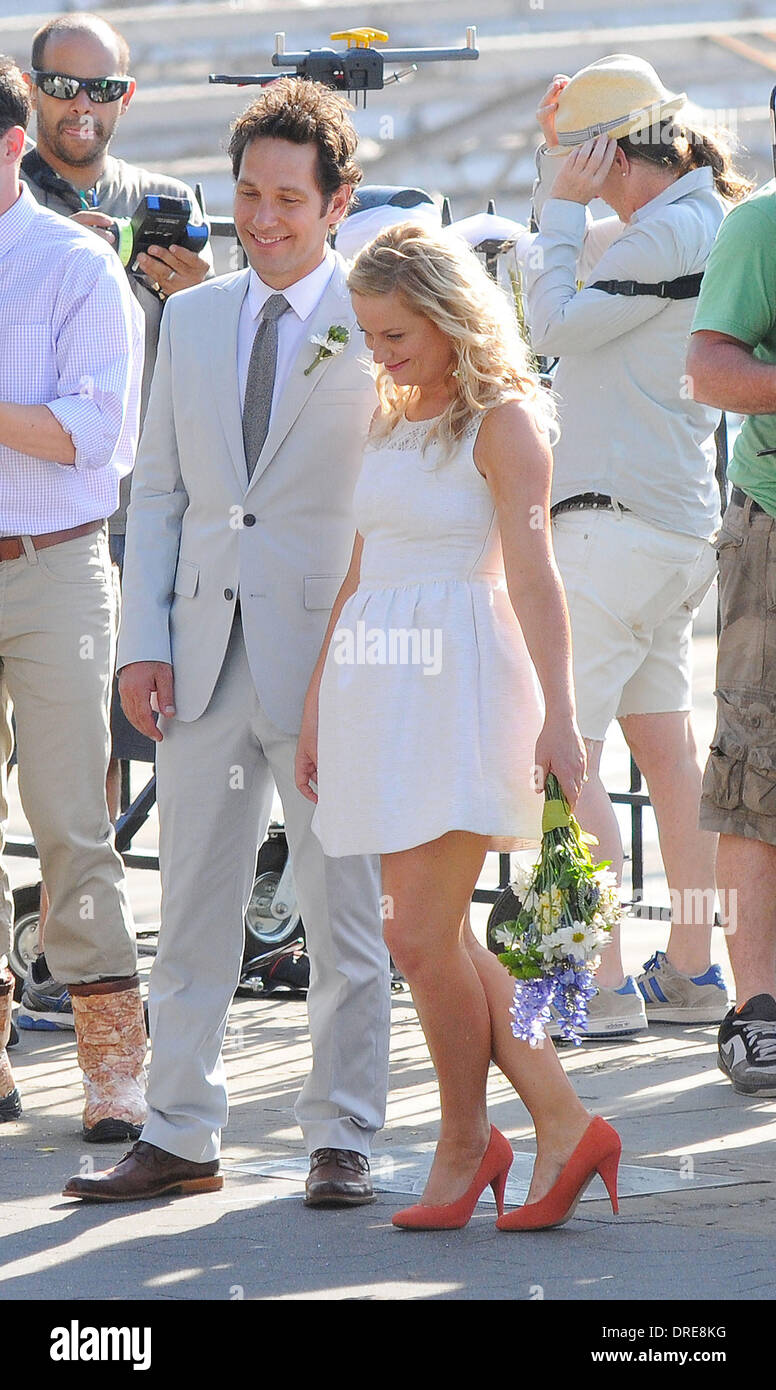 Paul Rudd and Amy Poehler filming "They Came Together" on location in ...