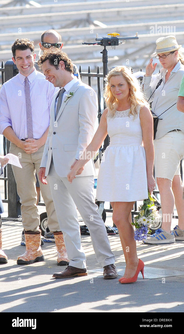 Paul Rudd and Amy Poehler filming "They Came Together" on location in ...