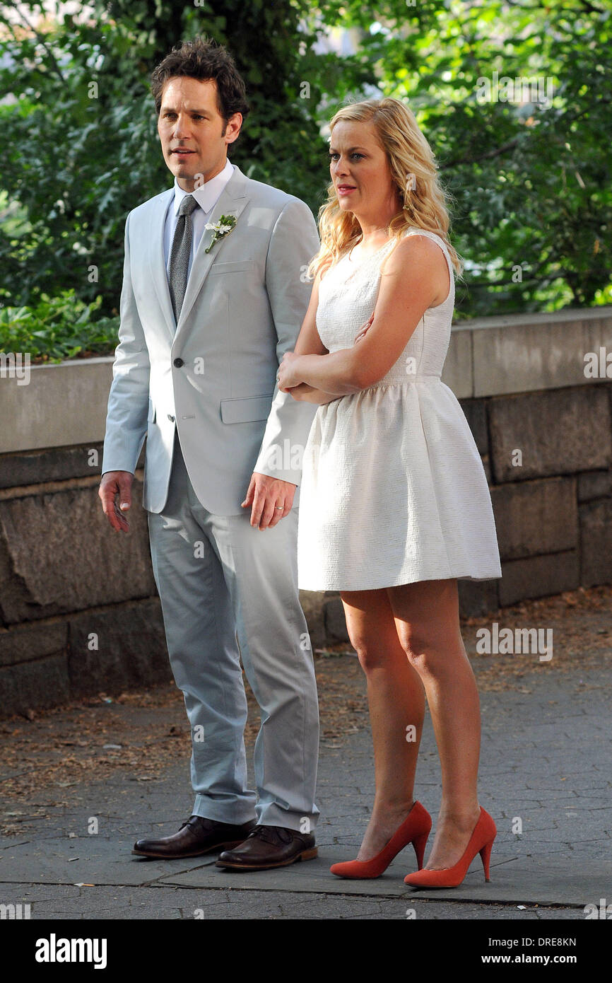 Paul Rudd and Amy Poehler filming "They Came Together" on location in ...