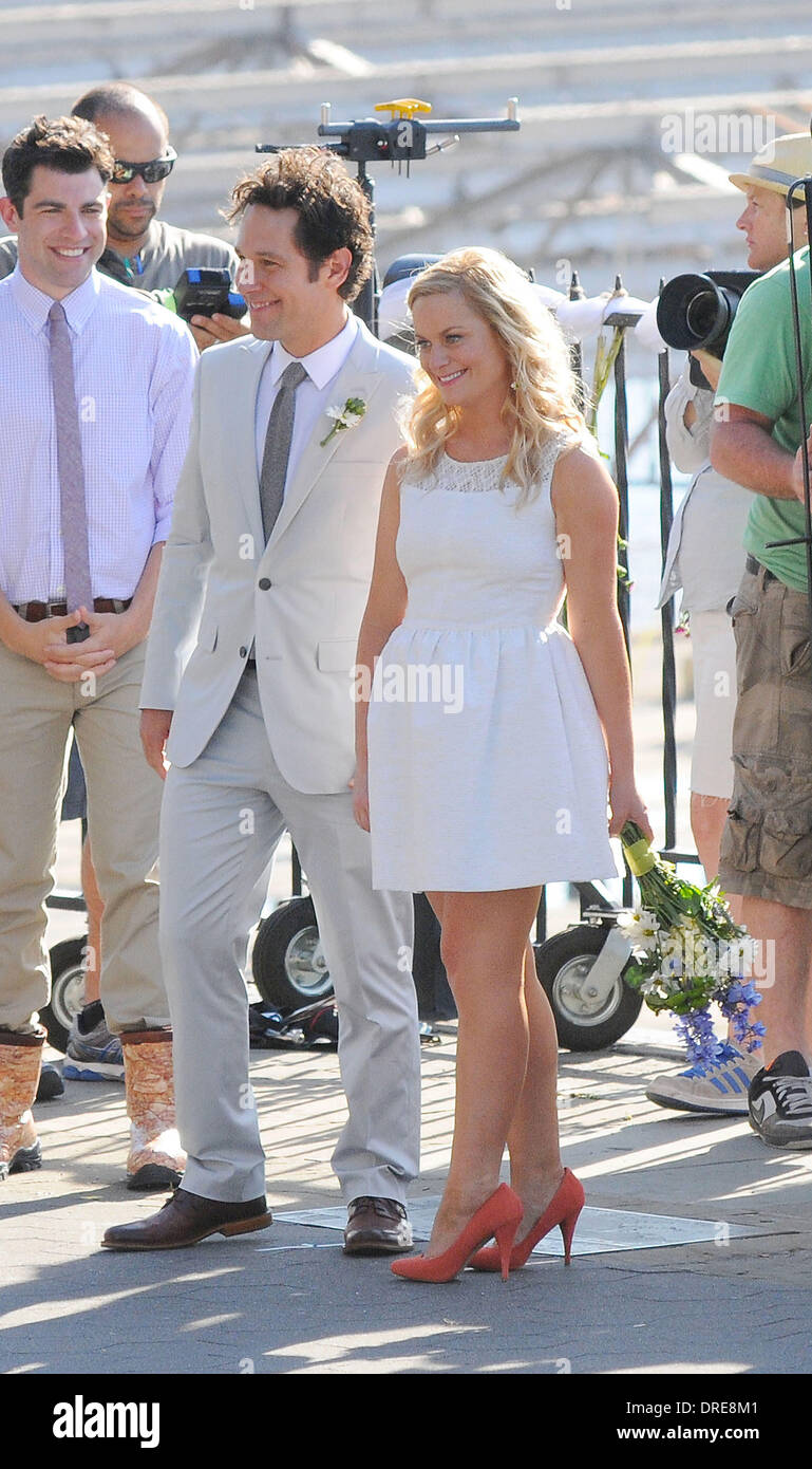 Paul Rudd and Amy Poehler filming "They Came Together" on location in ...