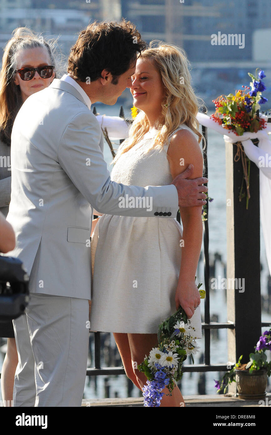 Paul Rudd and Amy Poehler filming "They Came Together" on location in ...