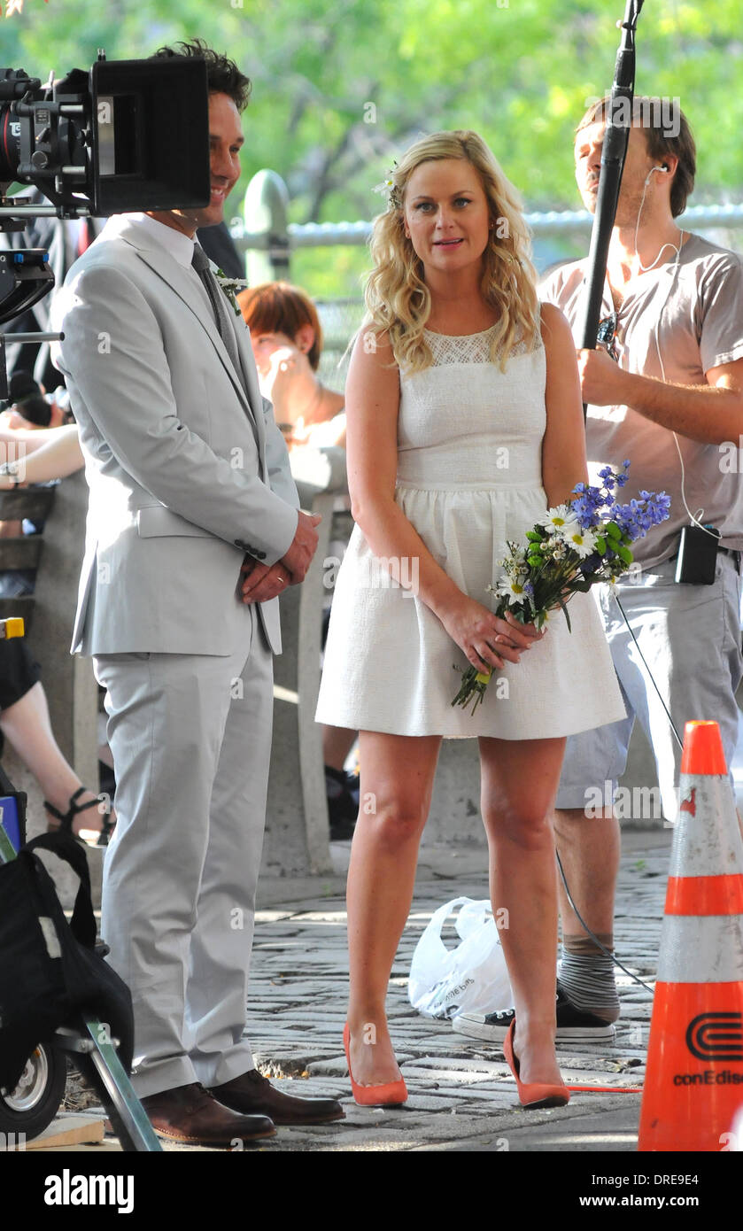 Amy Poehler and Paul Rudd filming the new movie 'They Came Together' in ...