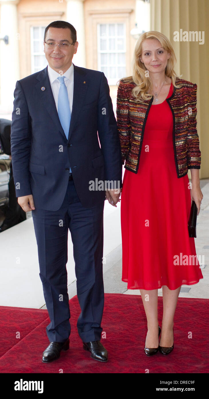 Romanian Prime Minister Victor Ponta and guest Queen Elizabeth II hosts ...
