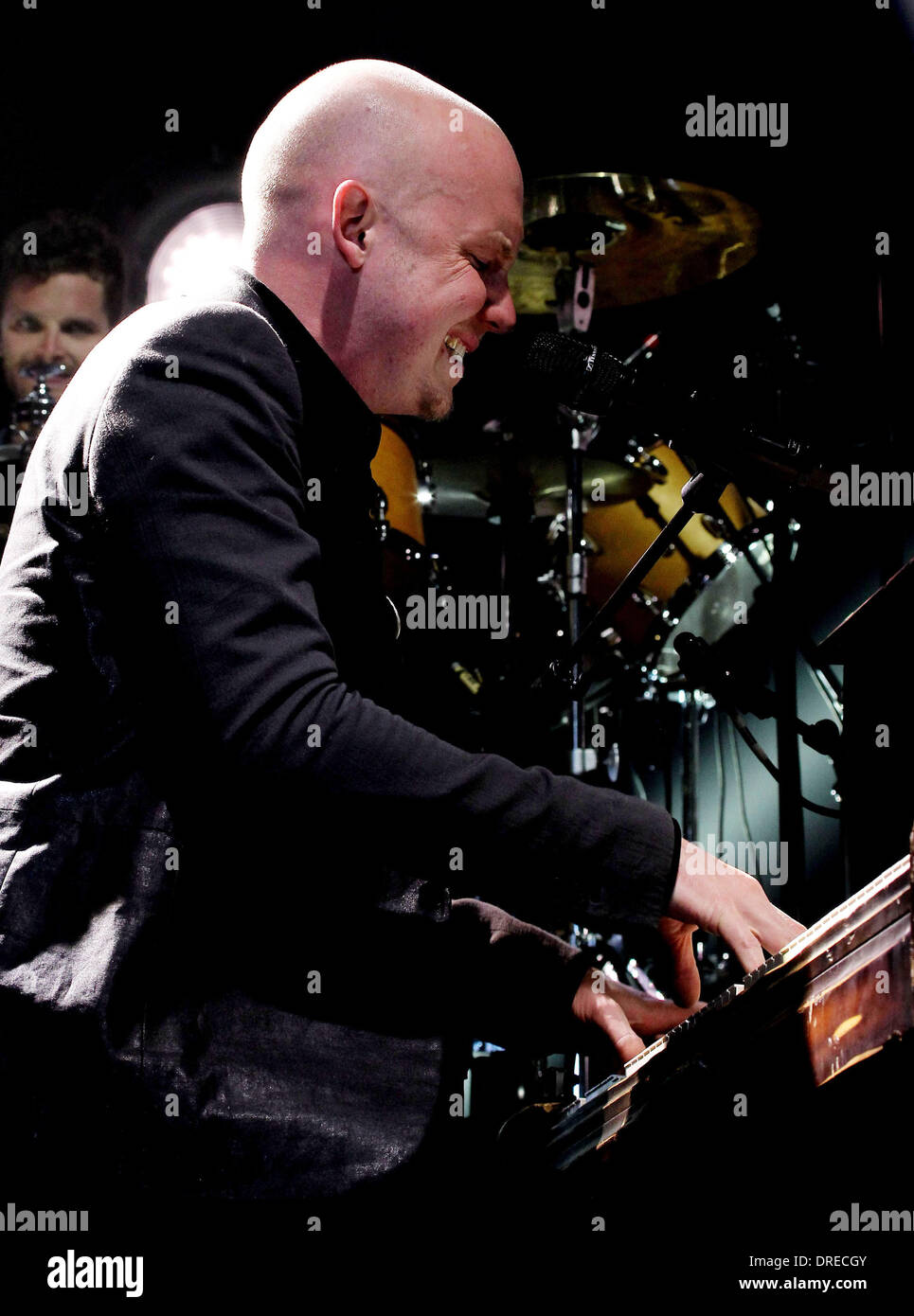 The Fray Kelly Clarkson and The Fray performing at The Cosmopolitan in ...