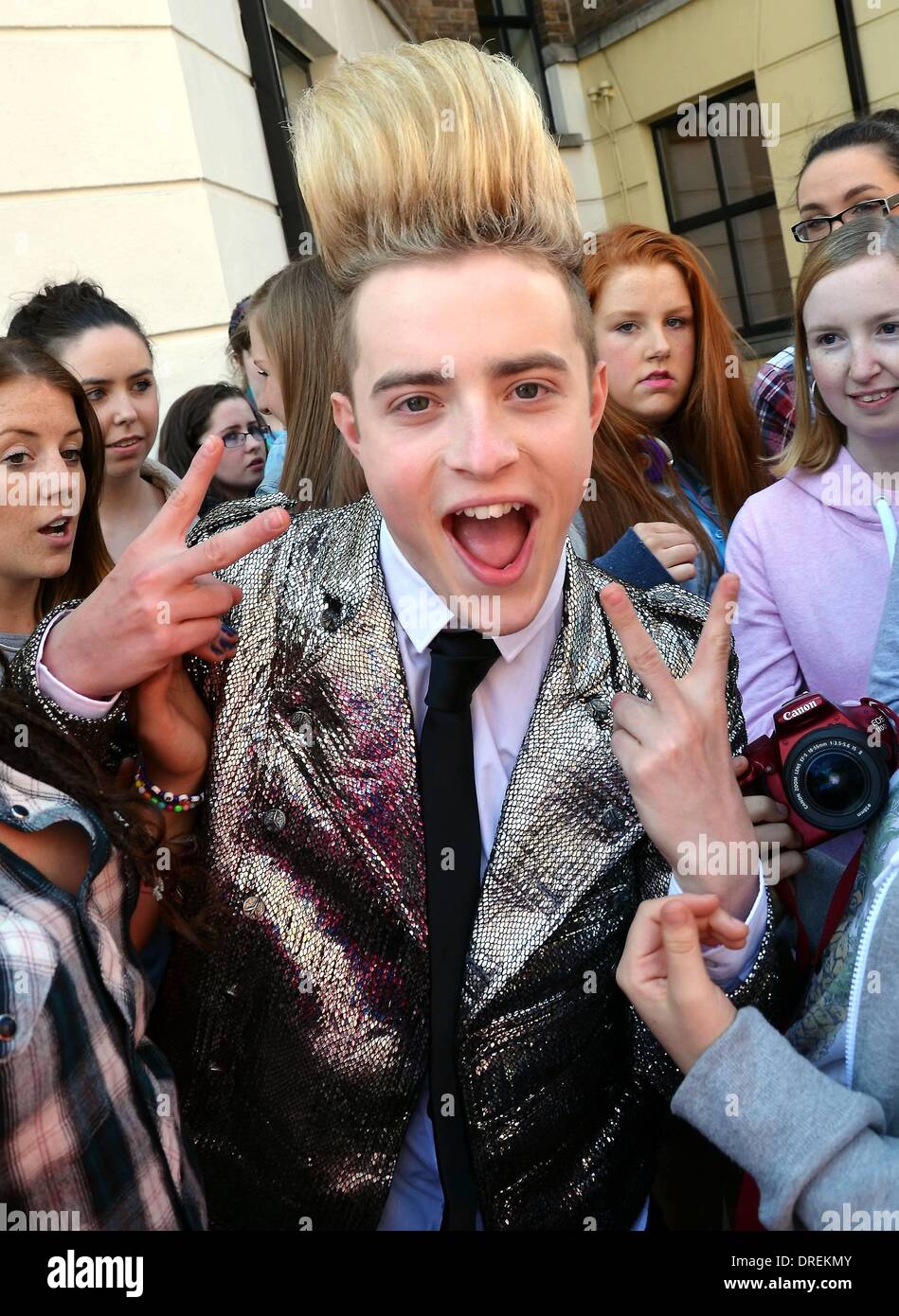 John Grimes and Edward Grimes Jedward get mobbed by their female fans ...