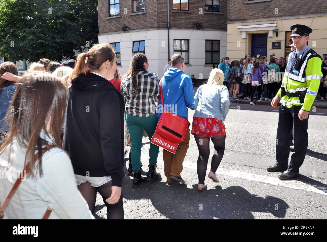 Atmosphere - Fans Jedward get mobbed by their female fans outside ...