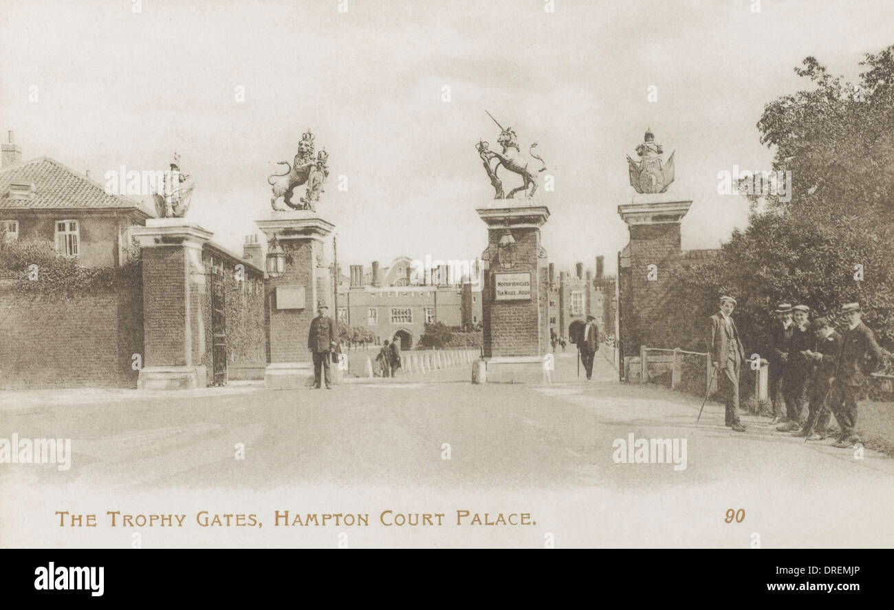 The Trophy Gates - Hampton Court Palace Stock Photo - Alamy