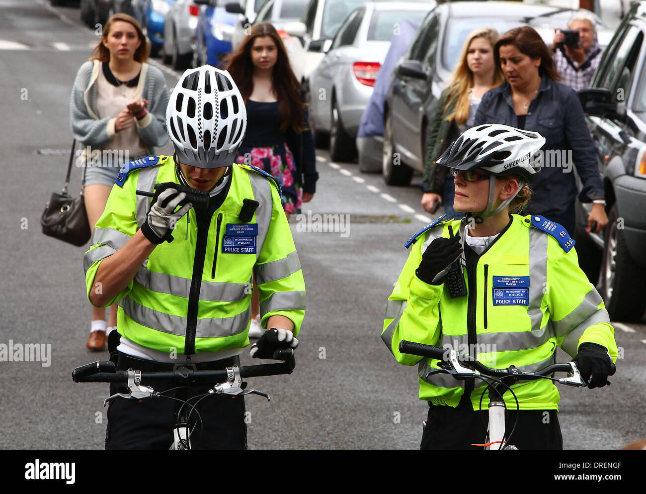 Atmosphere - Police and Fans waiting outside 'One Direction' arriving ...