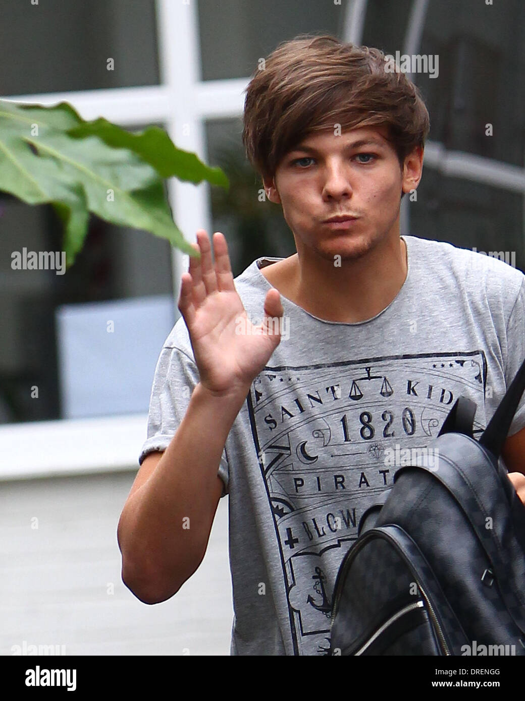 Louis tomlinson one direction arriving hi-res stock photography and ...