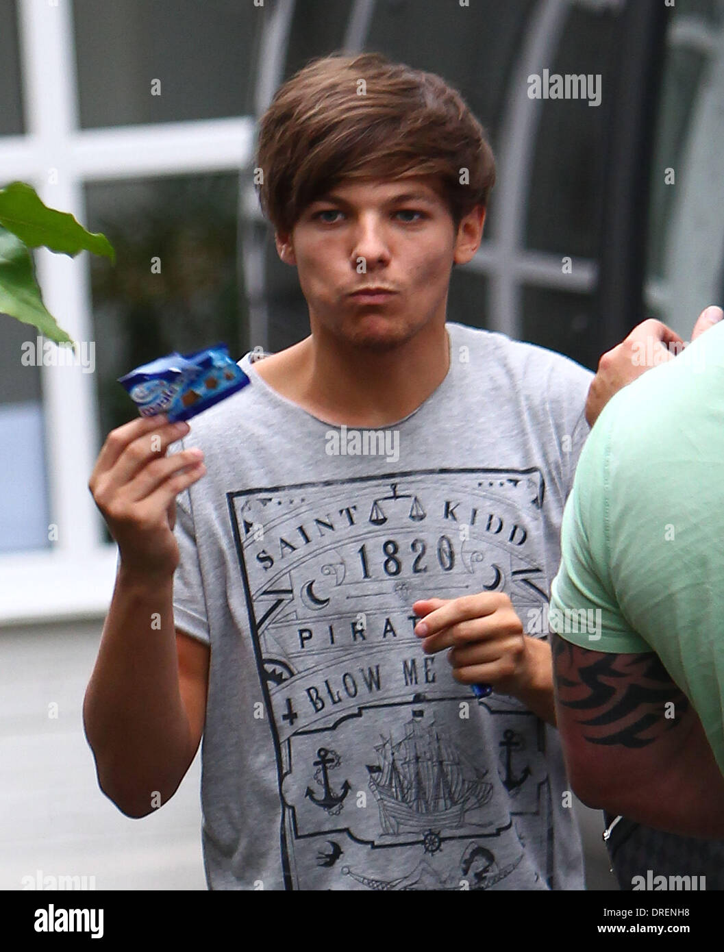Louis tomlinson of one direction hi-res stock photography and images ...