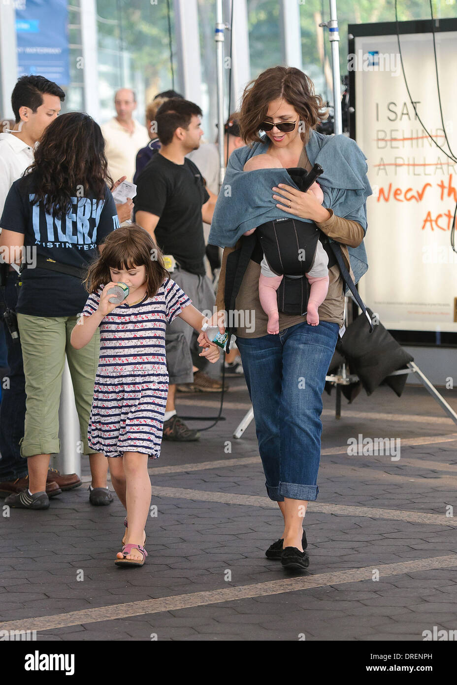 Maggie gyllenhaal and daughter ramona hi-res stock photography and ...