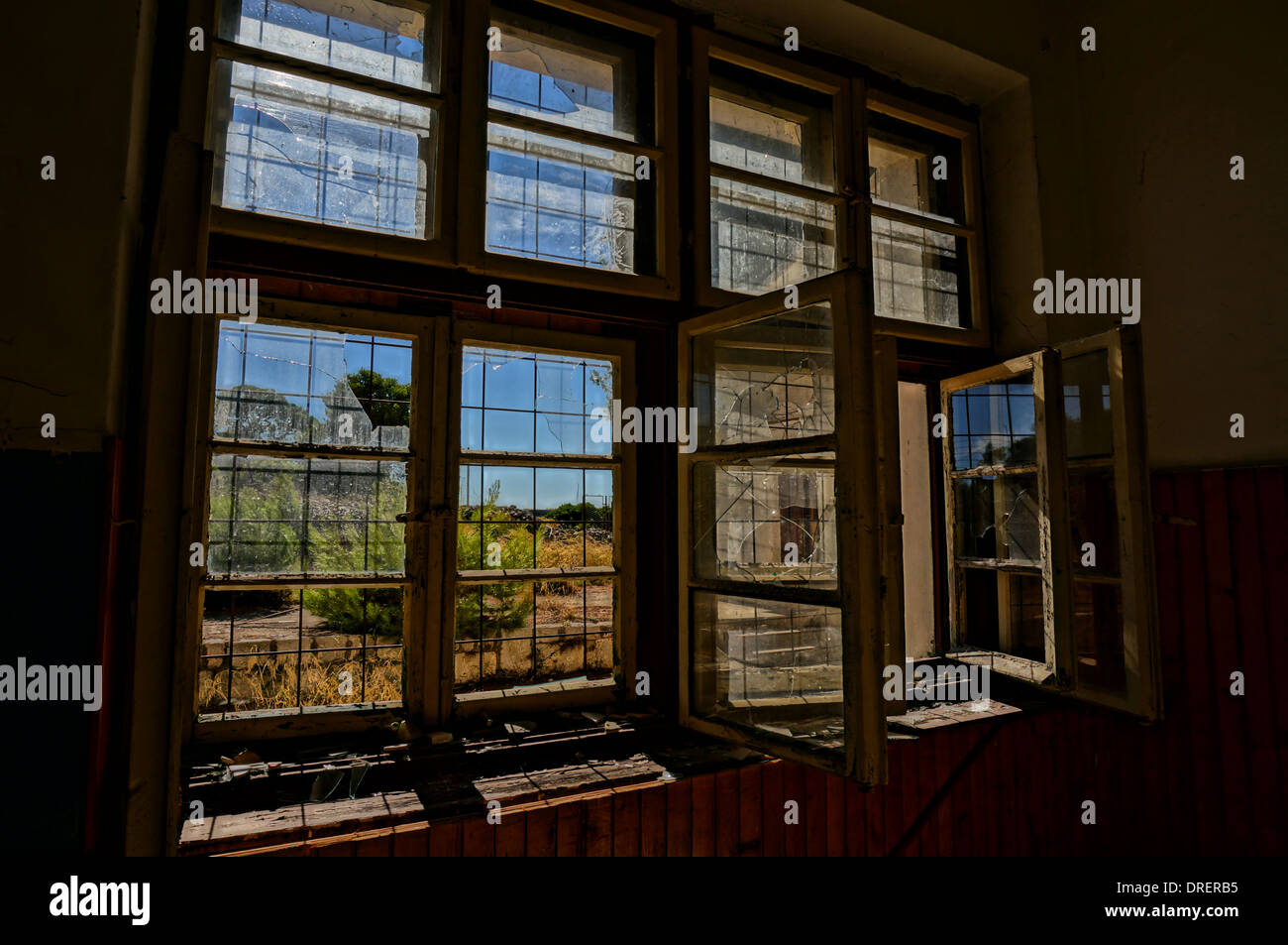 Shattered window hi-res stock photography and images - Alamy