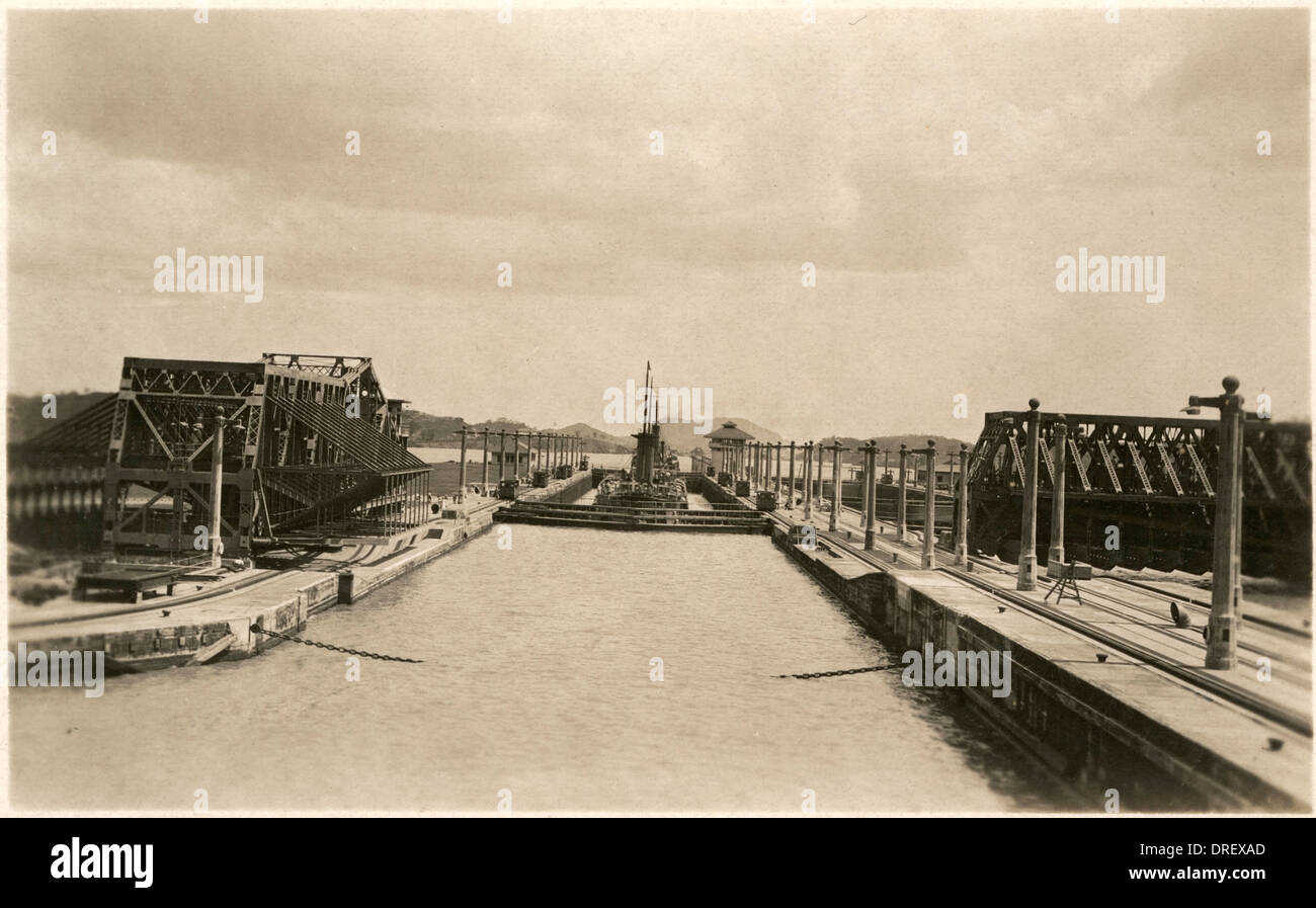 A ship in a lock of the Panama Canal Stock Photo - Alamy