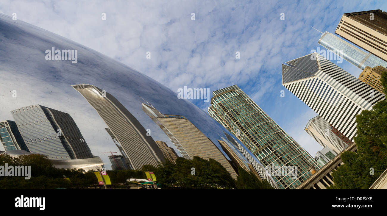 Chicago skyline with the Cloud Gate sculpture Stock Photo - Alamy