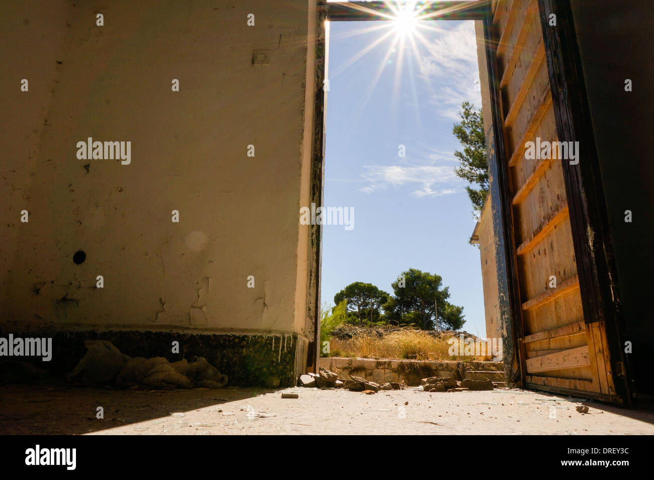 Open door light shining hi-res stock photography and images - Alamy