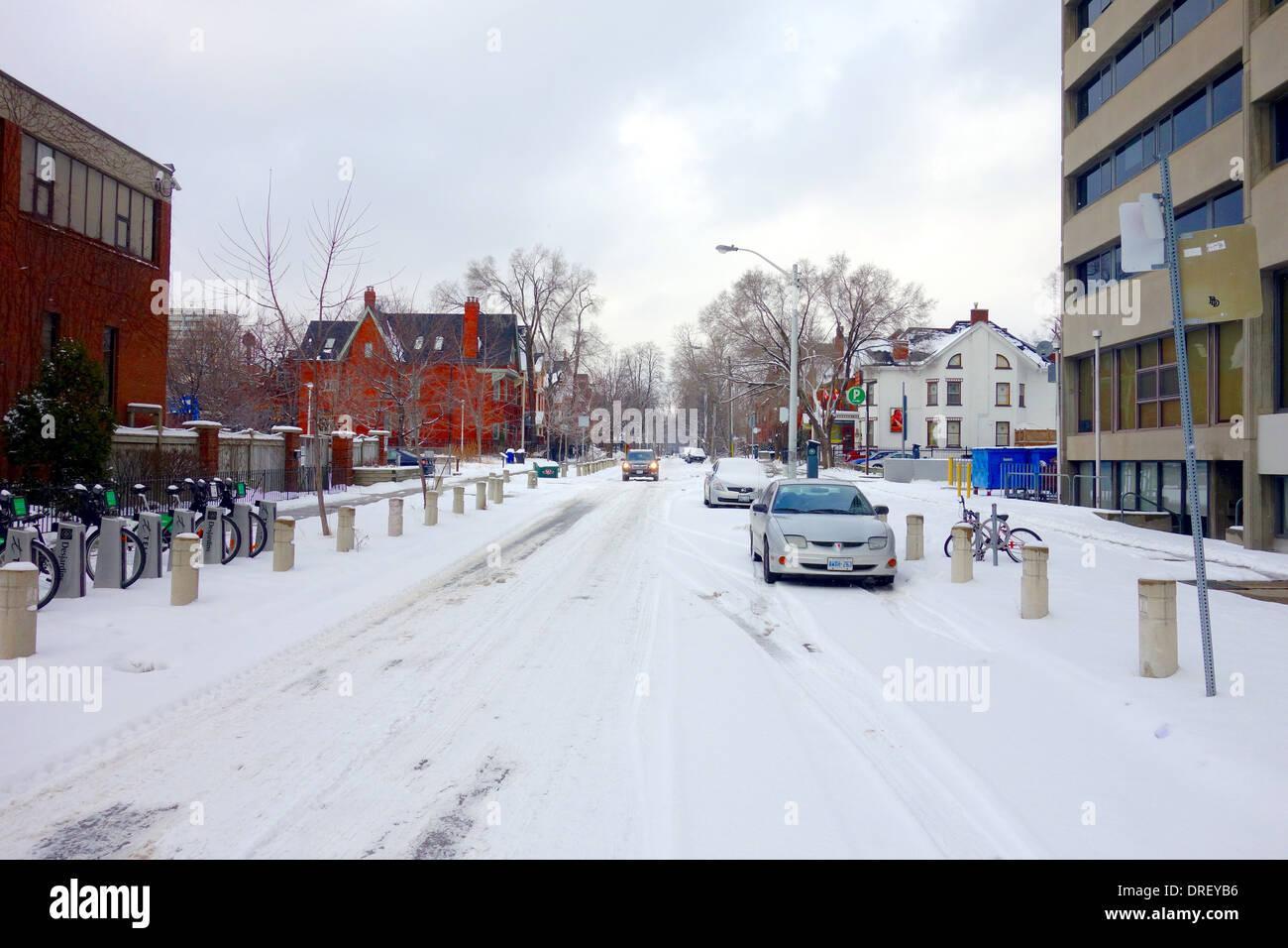 Downtown Toronto snowy roads Stock Photo - Alamy