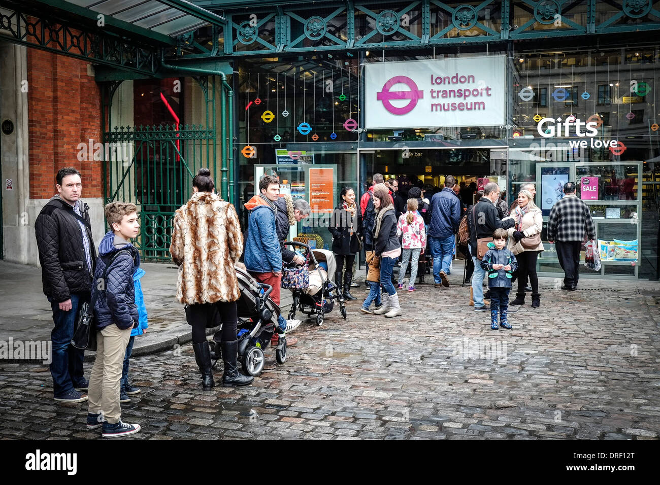 London museum queue hi-res stock photography and images - Alamy