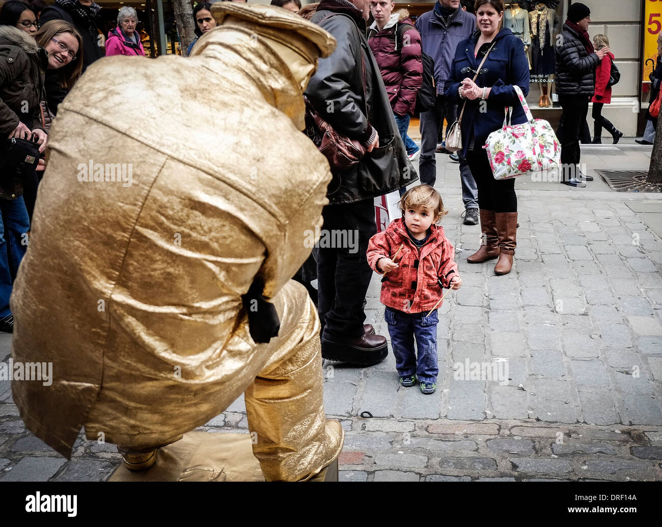 A child watching a street entertainer in Covent Garden Stock Photo - Alamy