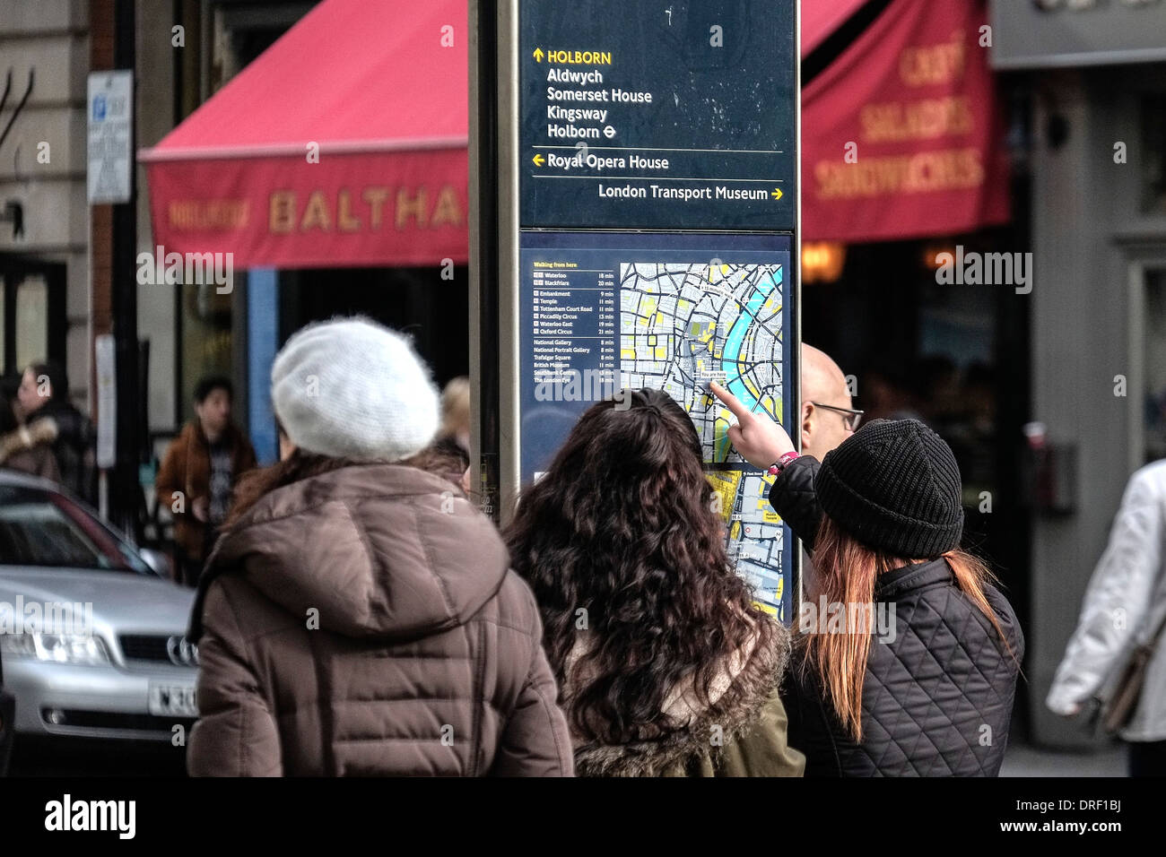 Tourists reading a map hi-res stock photography and images - Alamy