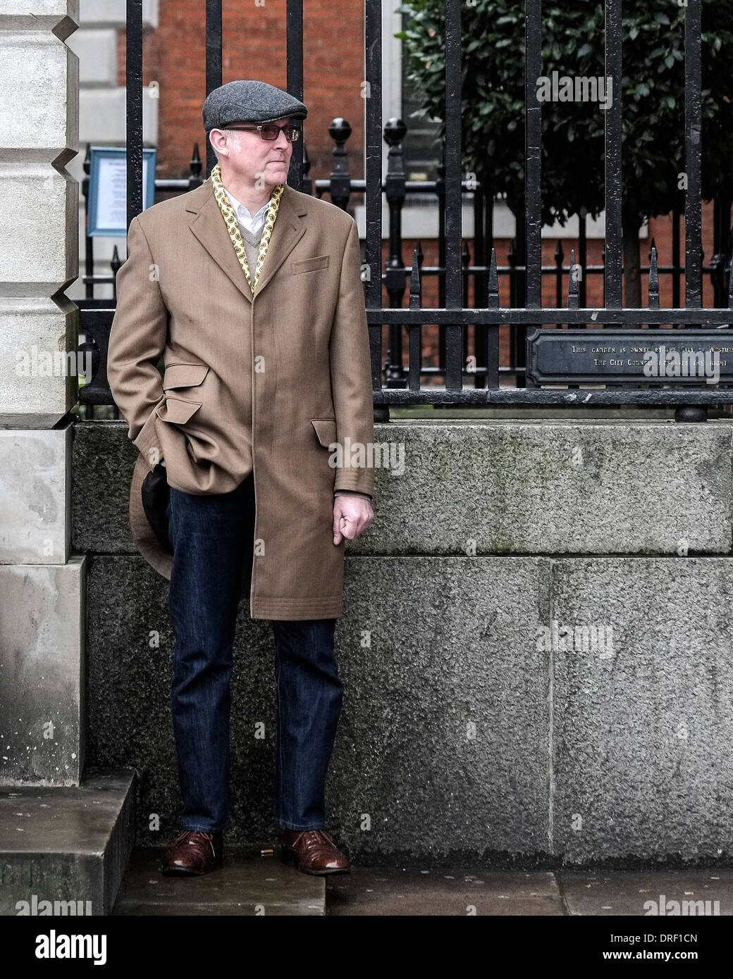 Man standing waiting male hi-res stock photography and images - Alamy