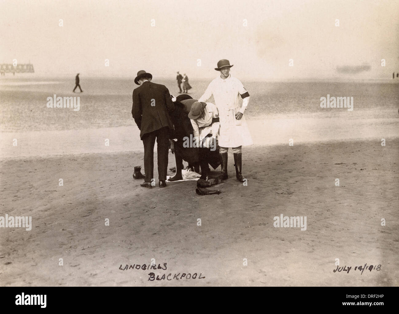 Getting changed on the beach hi-res stock photography and images - Alamy