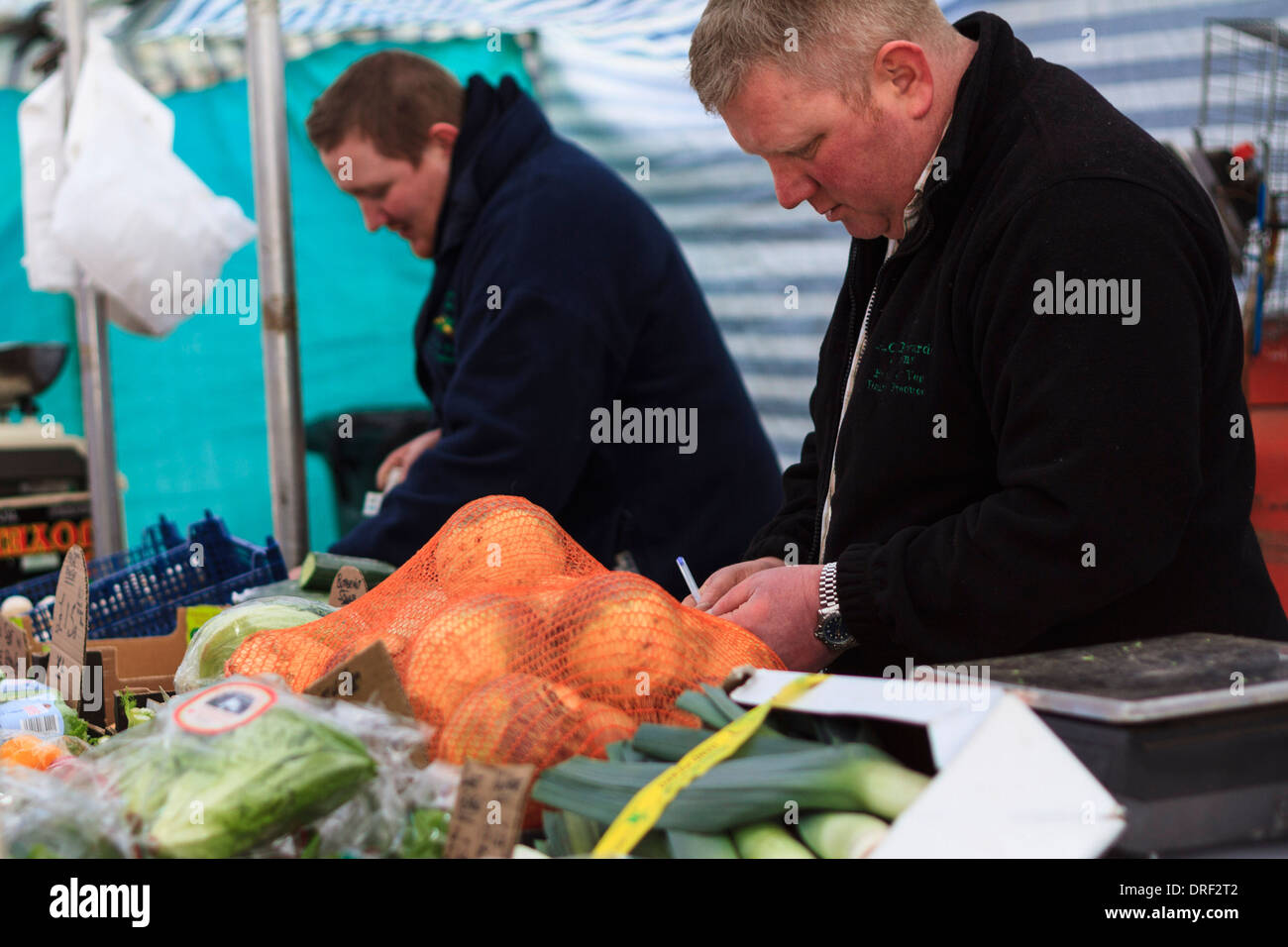 Clothing stall traders hi-res stock photography and images - Alamy