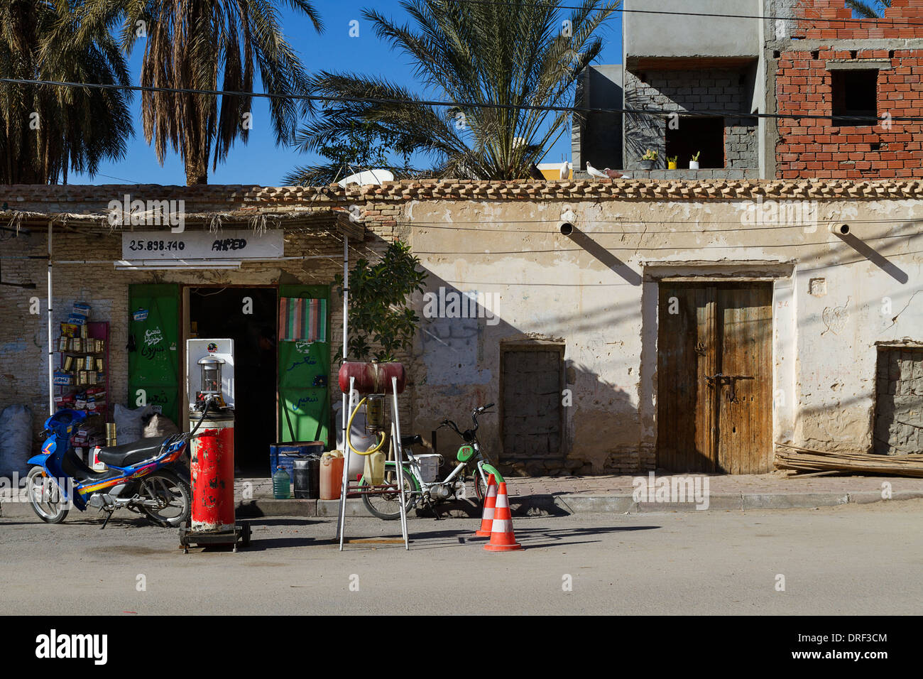 Gasoline shop hi-res stock photography and images - Alamy