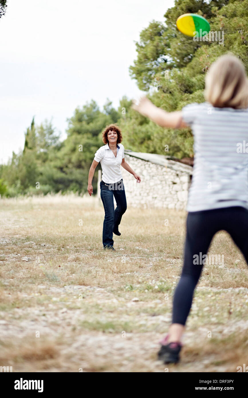 Girl catching frisbee hi-res stock photography and images - Alamy