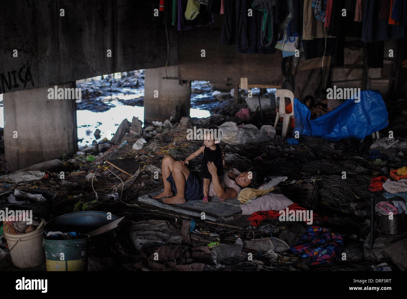 Woman in manila slums hi-res stock photography and images - Alamy