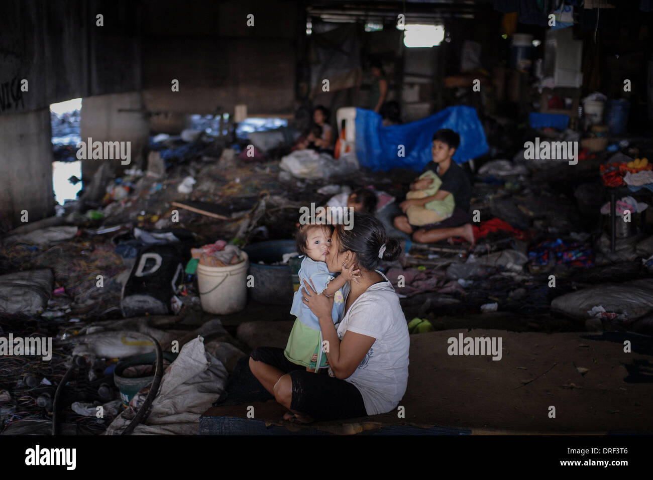 Woman in manila slums hi-res stock photography and images - Alamy