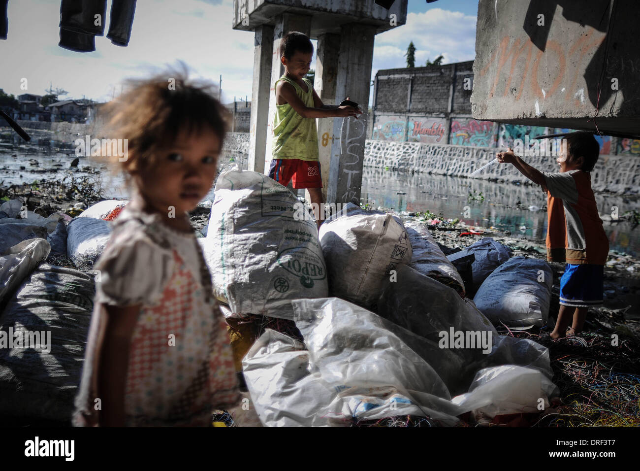 Slum housing manila philippines hi-res stock photography and images - Alamy