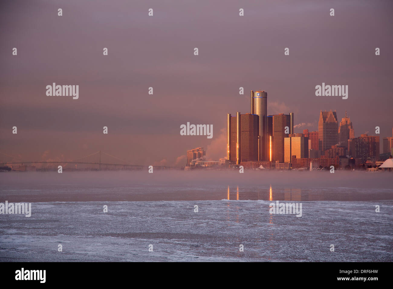 Downtown with river hi-res stock photography and images - Alamy