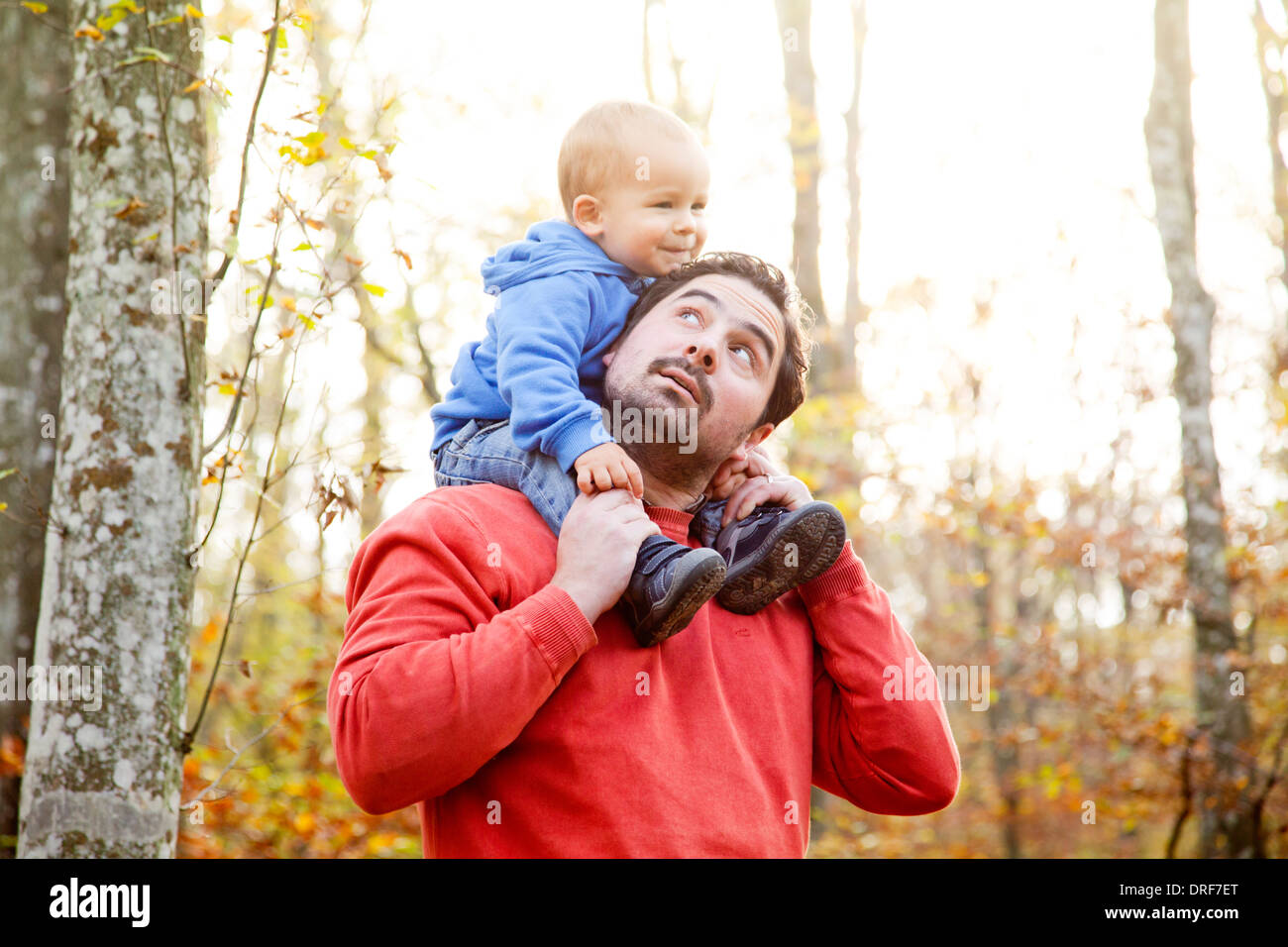 Father carrying child on shoulders hi-res stock photography and images ...