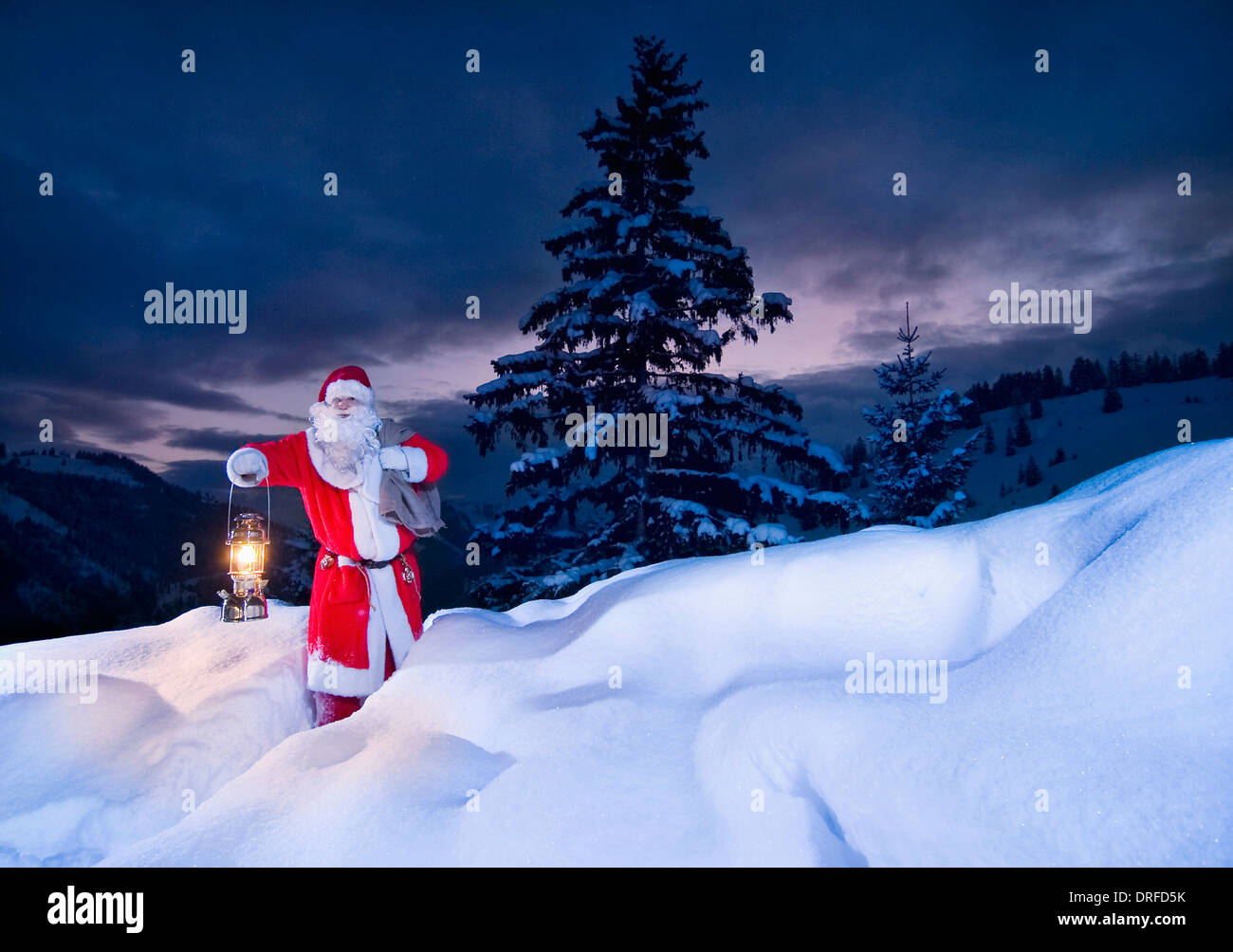 Snowy scene santa claus hi-res stock photography and images - Alamy