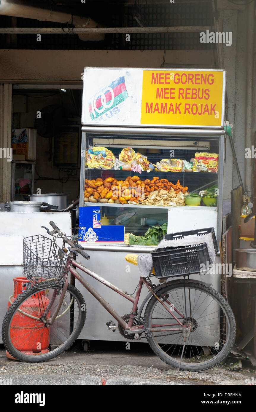 Malaysian hawker stall selling mamak noodles and rojak pasembor Stock ...