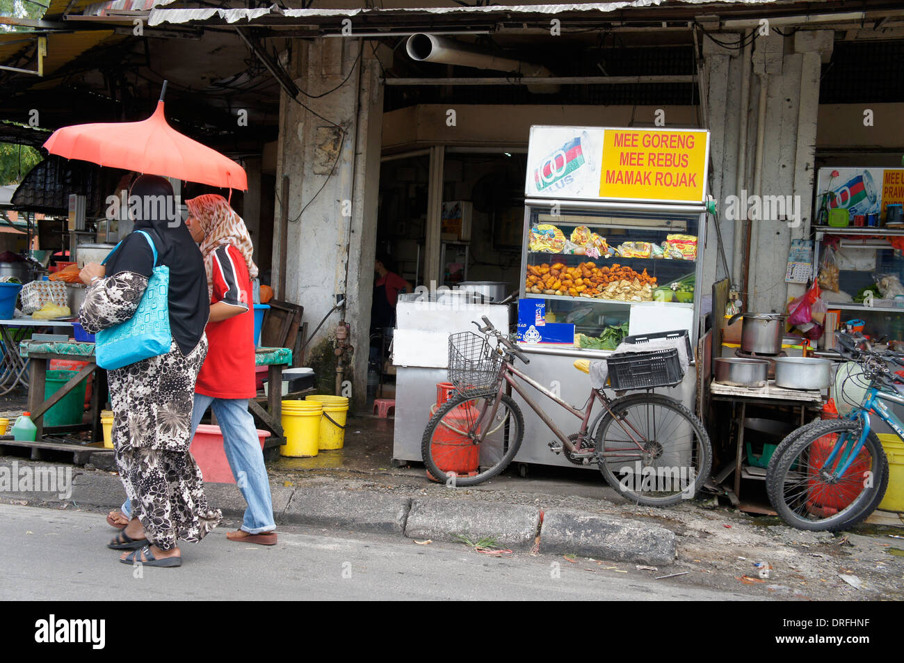 Malaysian hawker stall selling mamak noodles and rojak pasembor Stock ...