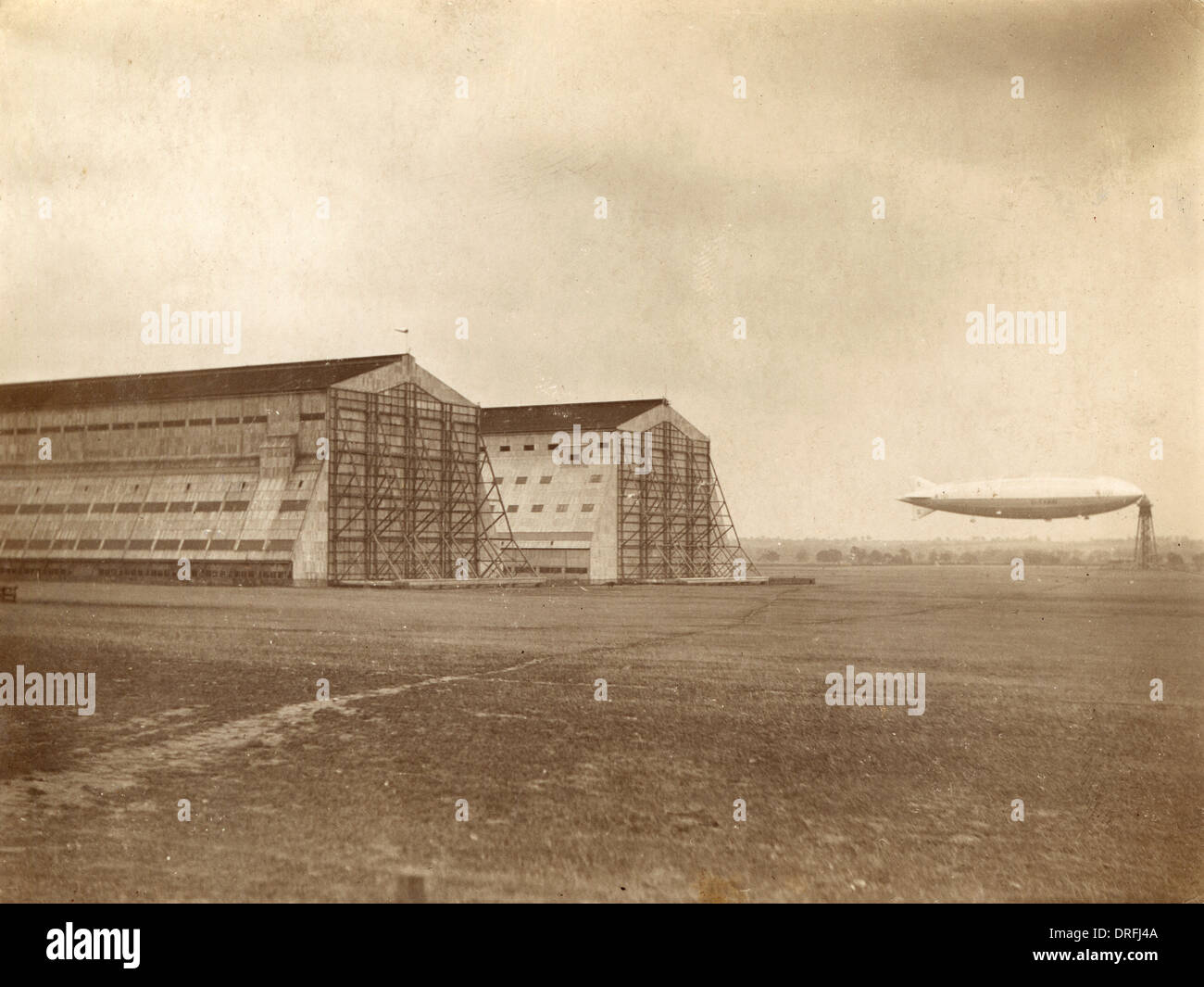 Airship hangar cardington hi-res stock photography and images - Alamy