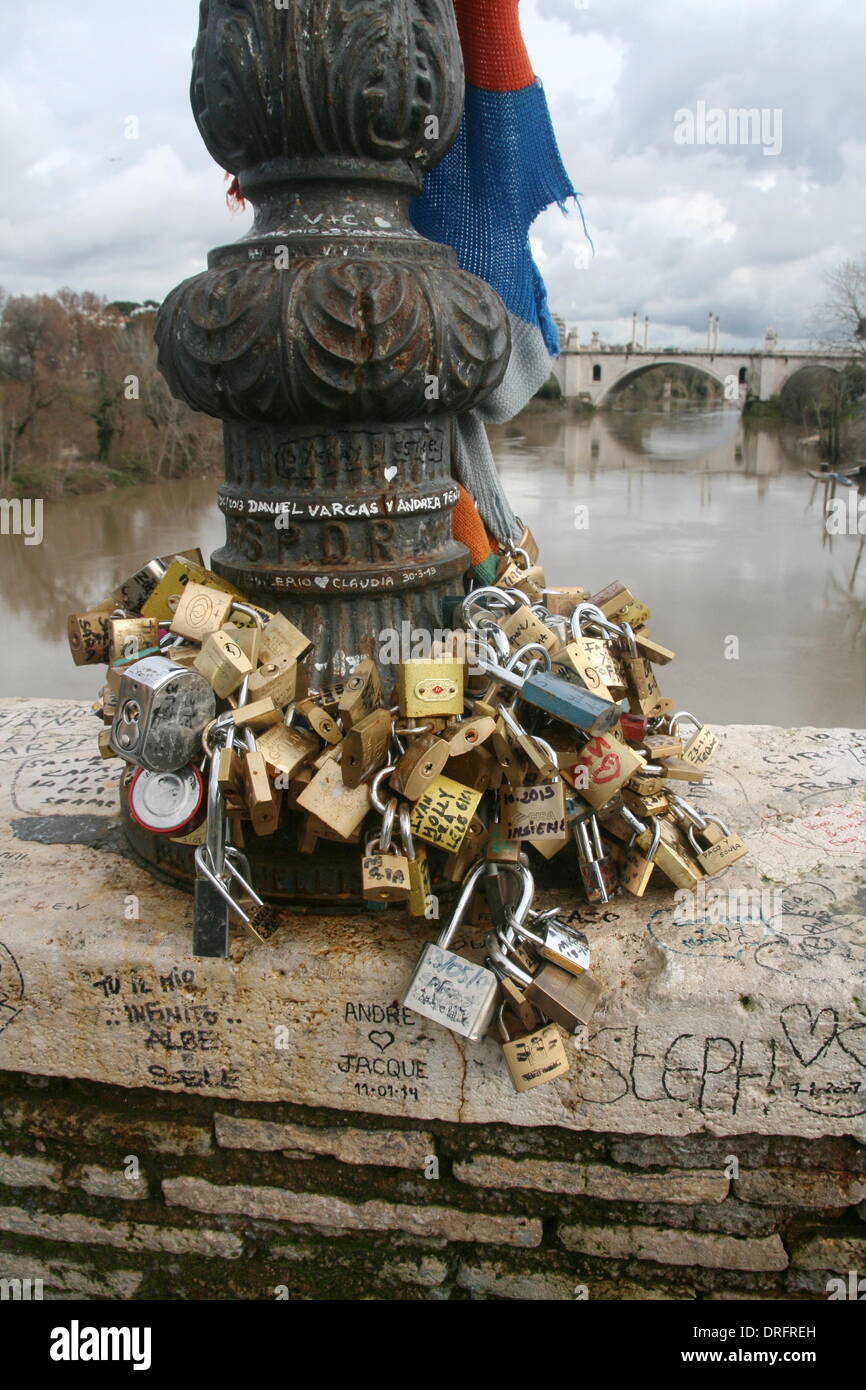 Rome, Italy. 24th Jan 2014 After the removal of hundreds of locks in ...