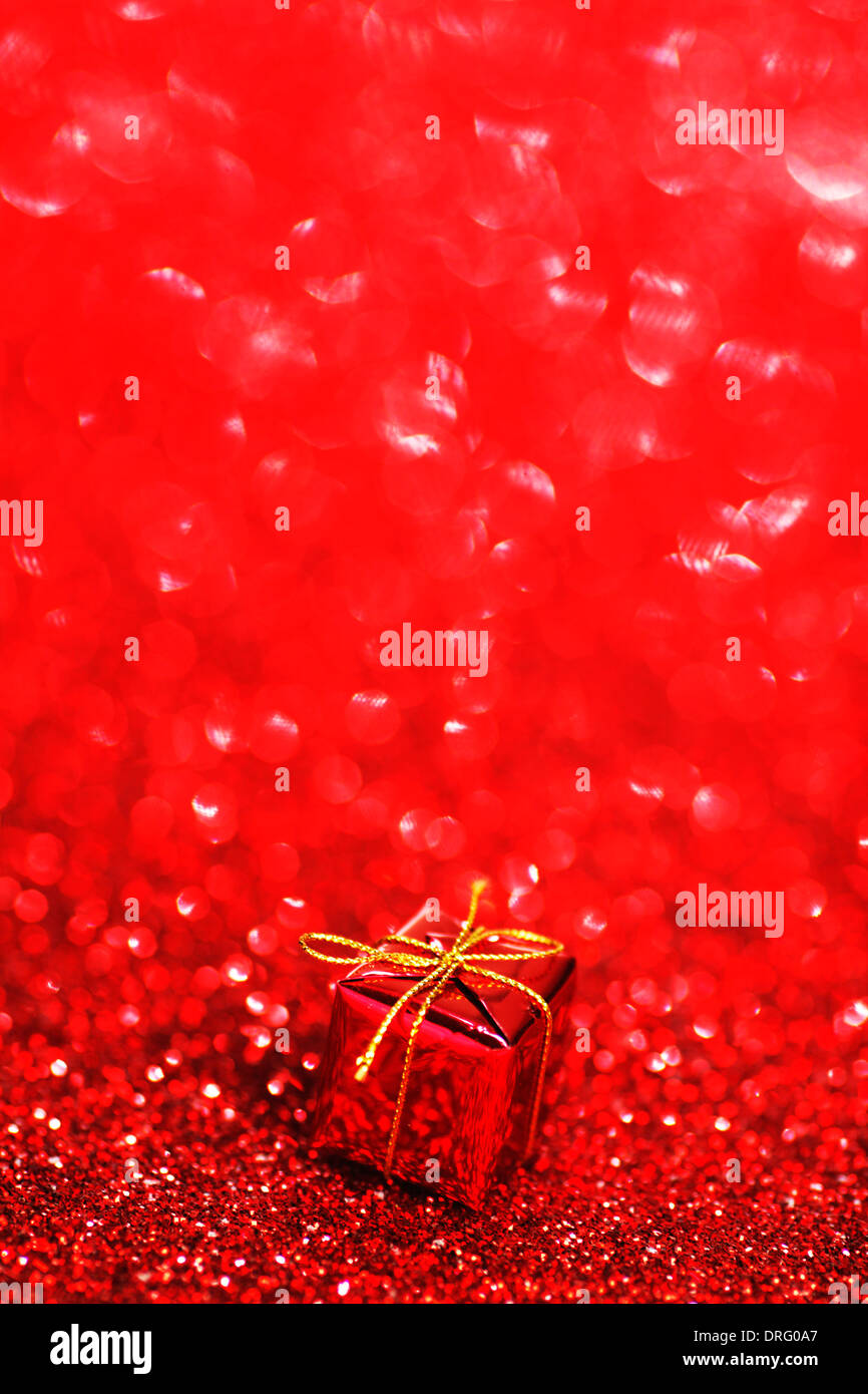 Red Christmas gift box on shiny glitter background Stock Photo - Alamy