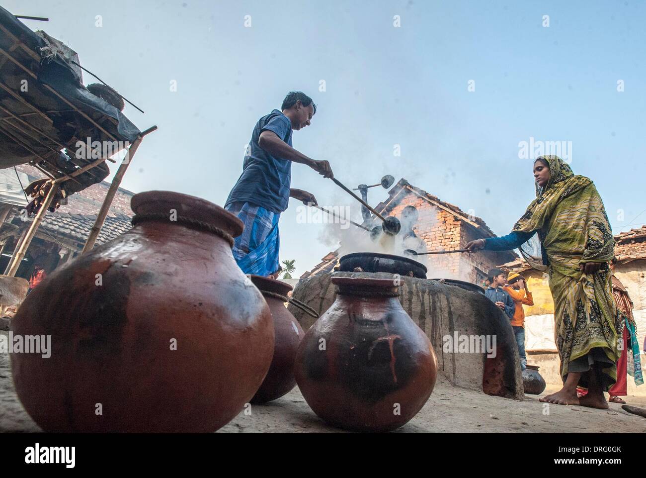 (140125) -- CALCUTTA, Jan. 25, 2014 (Xinhua) -- Villagers make molasses ...