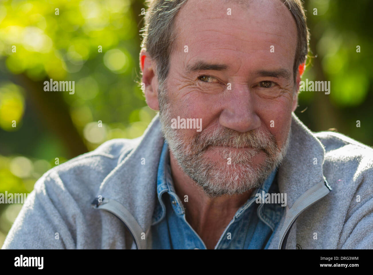 Old man looking pensive hi-res stock photography and images - Alamy