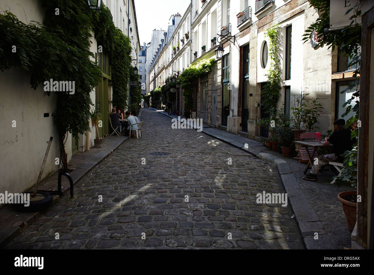 Quiet street paris hi-res stock photography and images - Alamy