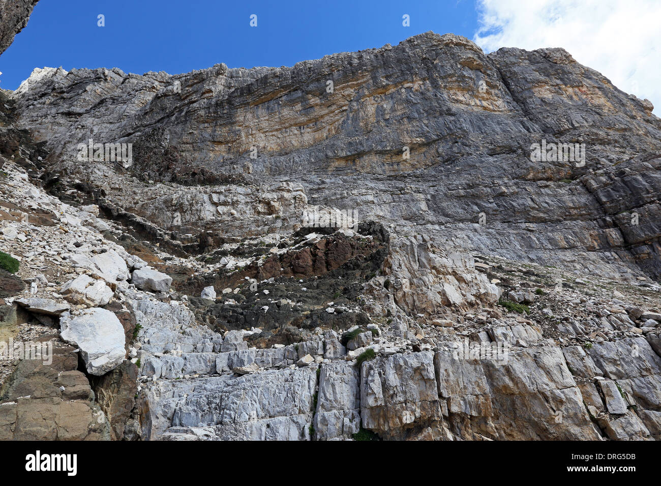 Sedimentary rock limestone layers hi-res stock photography and images ...