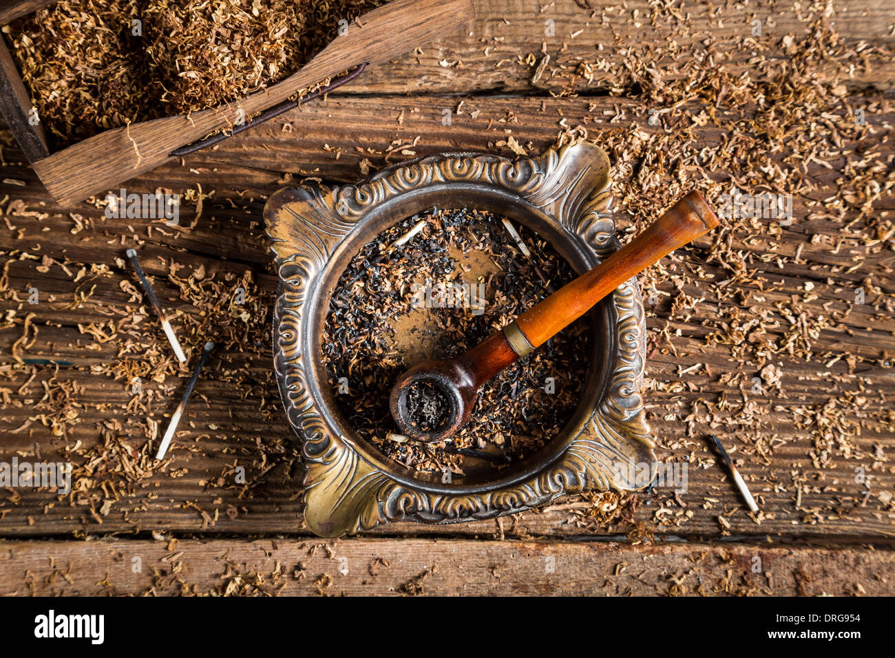 Old pipe inside of tobacco Stock Photo - Alamy