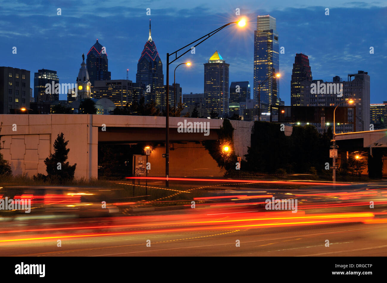 Philadelphia skyline at dusk hi-res stock photography and images - Alamy